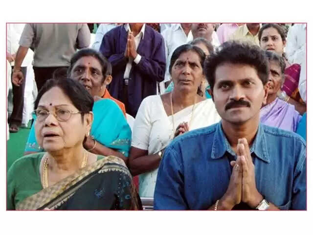 20 ವರ್ಷಗಳ ಹಿಂದೆ ಮನೆ ಕೆಲಸದಾಕೆಯನ್ನು ಮದುವೆಯಾಗಿದ್ದ ವಿನೋದ್ ರಾಜ್‍ಕುಮಾರ್ ...